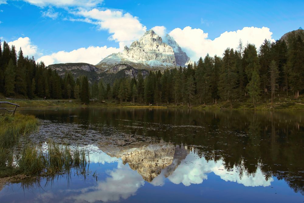 Die Drei Zinnen (Tre Cime di Lavaredo) spiegeln sich im Antornosee ...