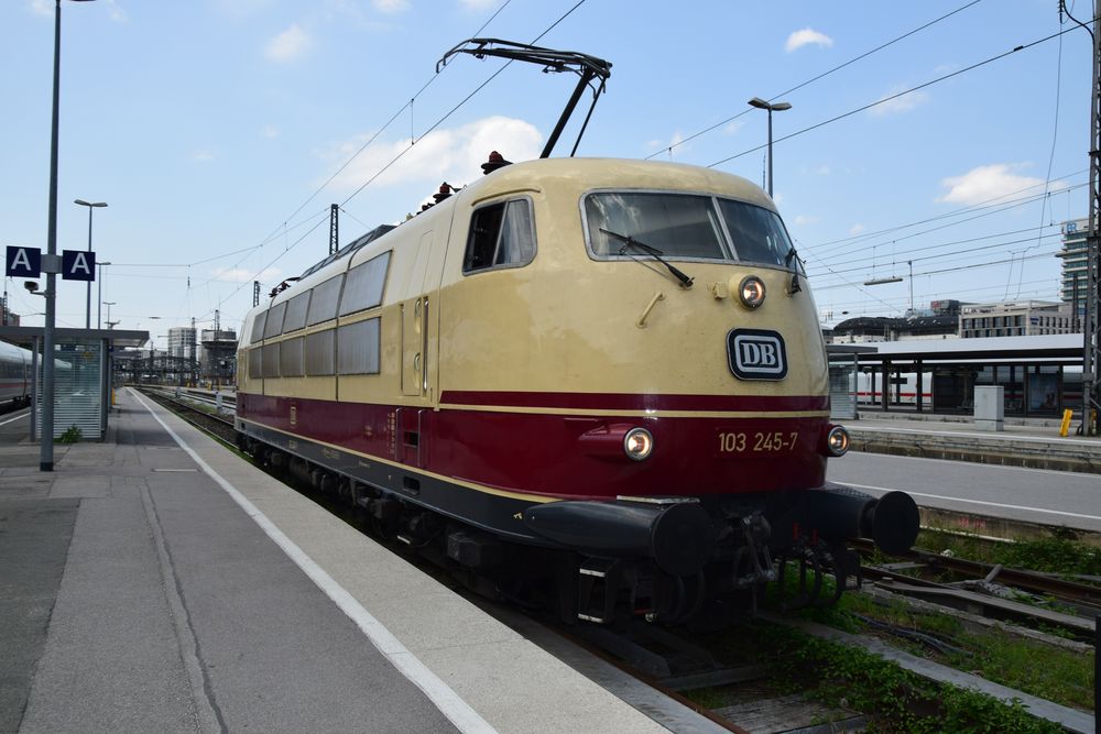 Die E 03/103 galten lange als das Flaggschiff der DB Foto & Bild ...