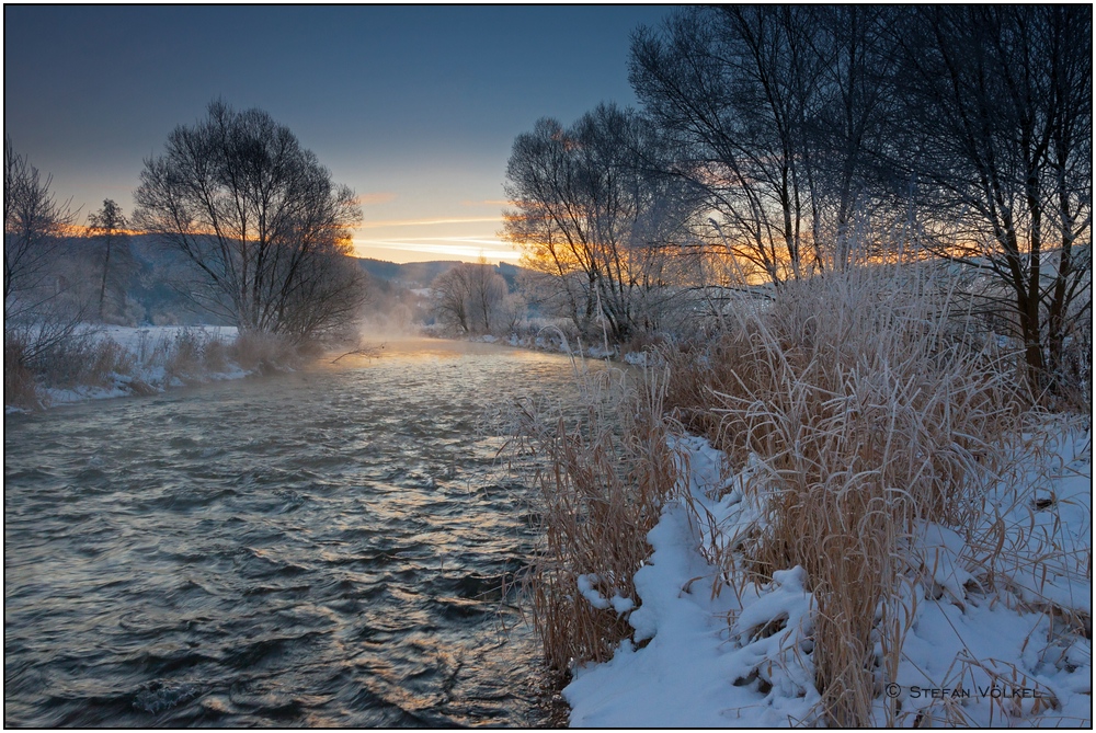Die Eder unmittelbar vor Sonnenaufgang Foto & Bild | landschaft, bach ...
