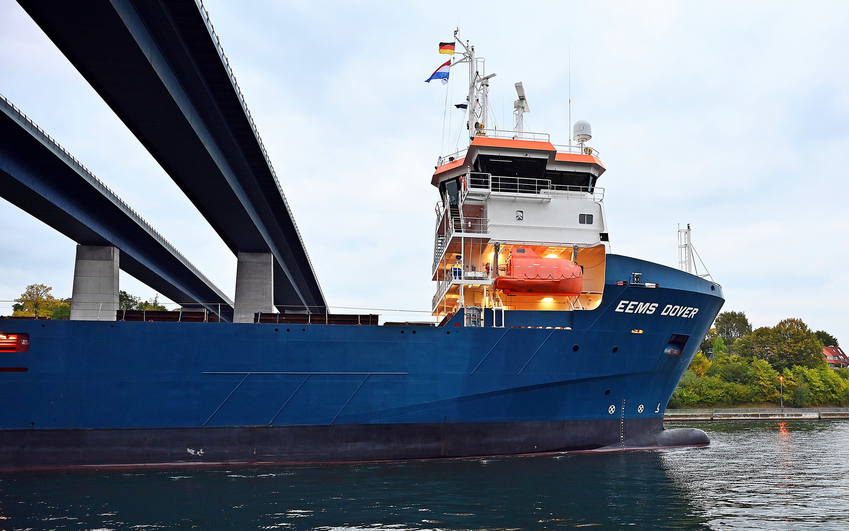 Die EEMS DOVER vor Holtenau im Nord-Ostsee-Kanal Foto & Bild | deutschland, europe, schleswig ...
