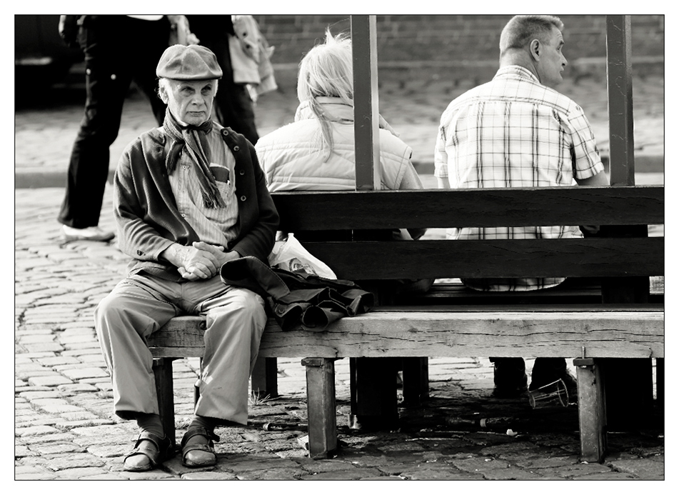 die Einsamkeit der Straße Foto & Bild | erwachsene menschen, alltagsereignisse, menschen in der ...