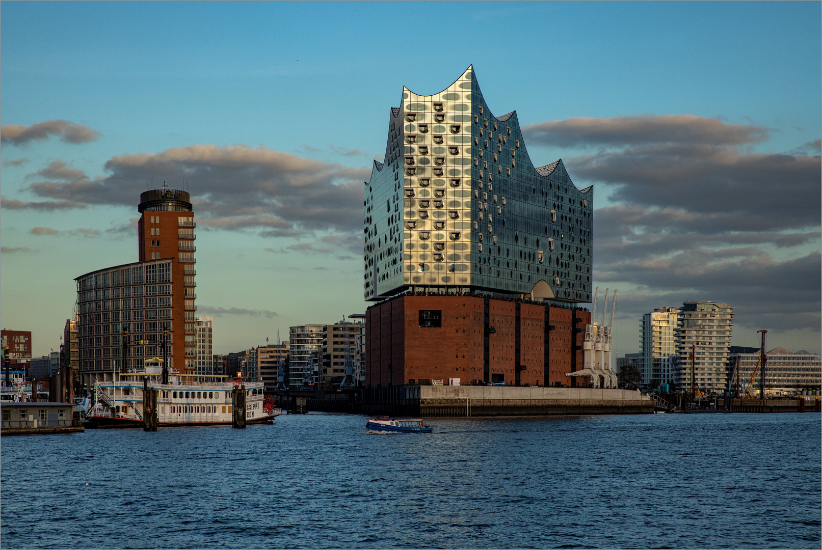 Die Elphi von der Wasserseite Foto & Bild | hamburg, architektur ...