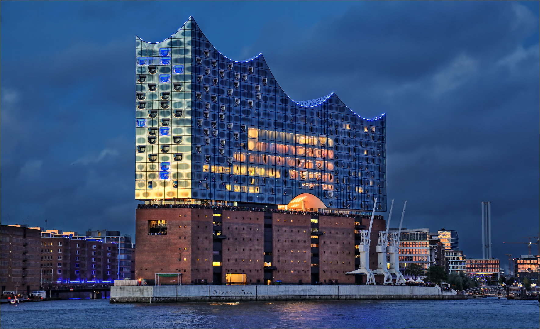 Die Elphi zur Blauen Stunde Foto & Bild | fenster, hamburg, hafen ...