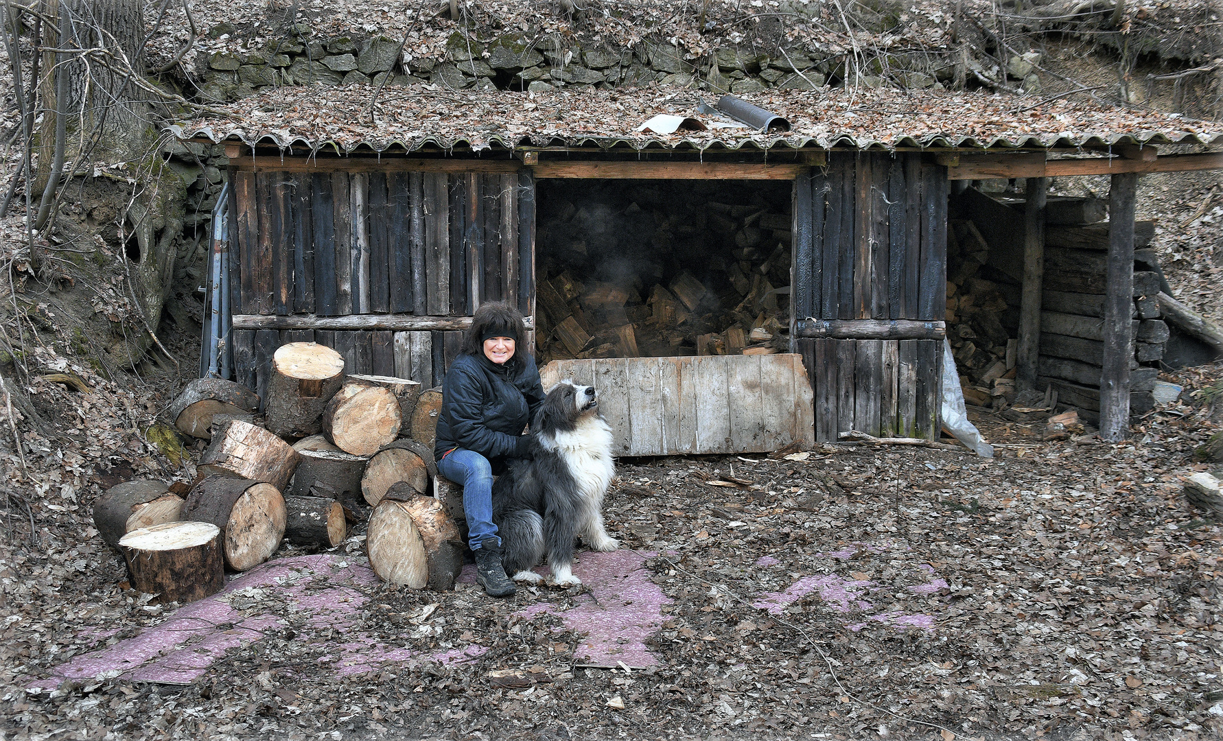 die entzückende Gattin mit ordentlich Holz vor der Hütte ;-) Foto ...