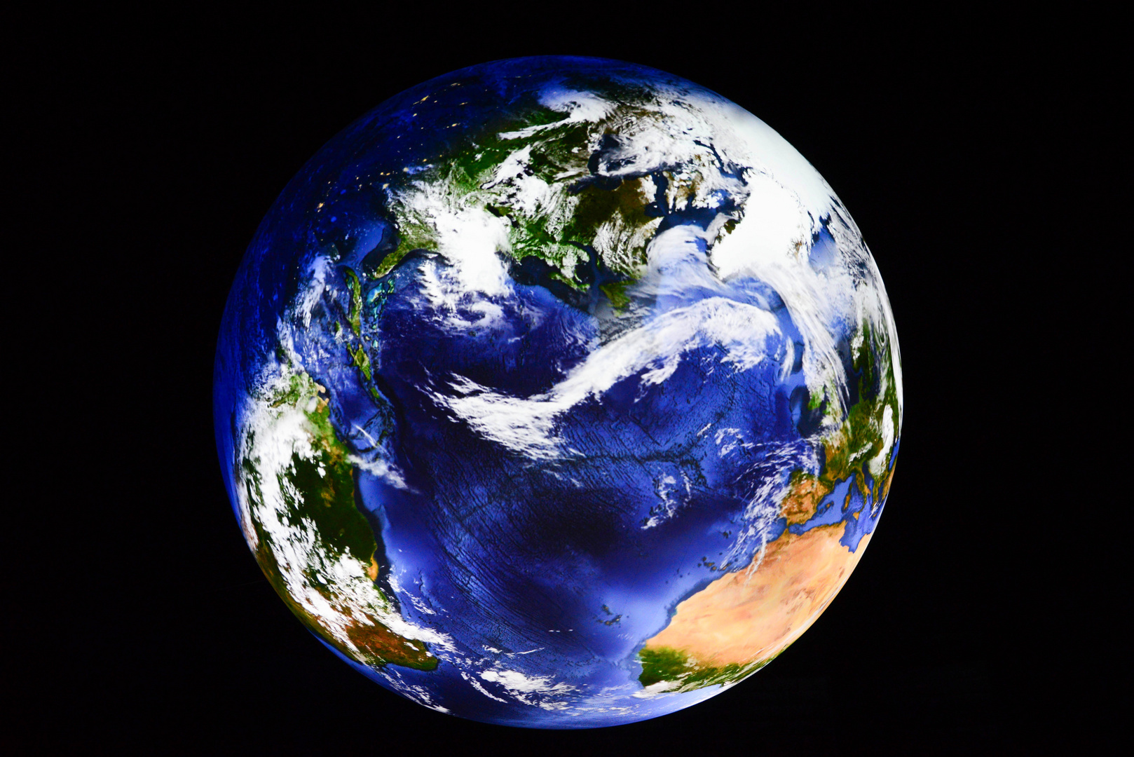 Die Erde auf einem riesigen Ballon......... Foto & Bild ...