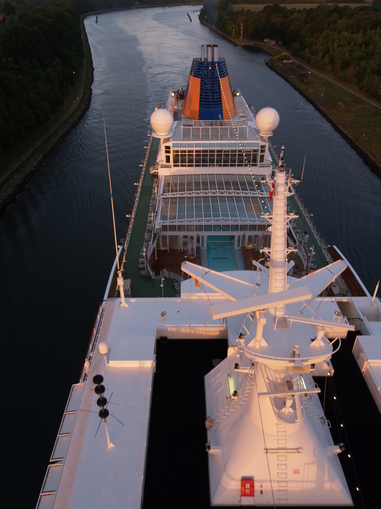 Die EUROPA auf dem Nord-Ostsee-Kanal. Fährt hier unter der Levensauer Hochbrücke durch. Foto ...