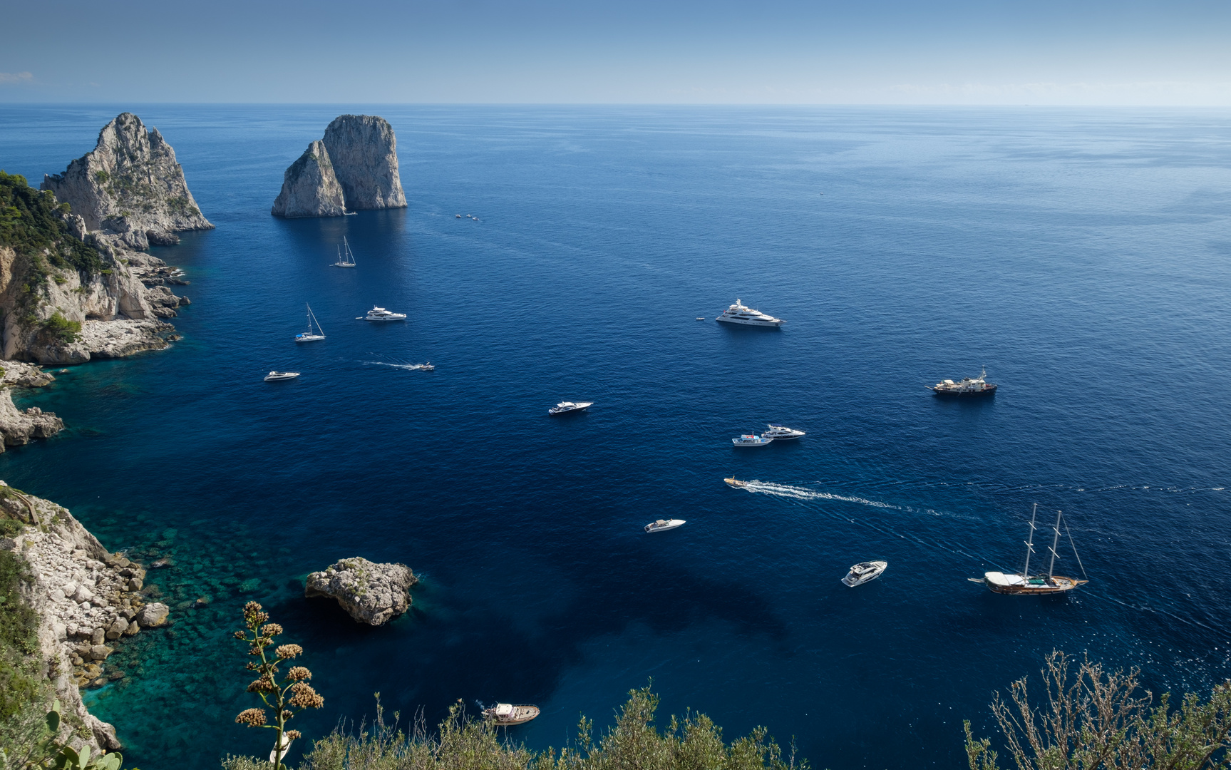 Die Faraglioni-Felsen von Capri Foto & Bild | italy, world, himmel ...