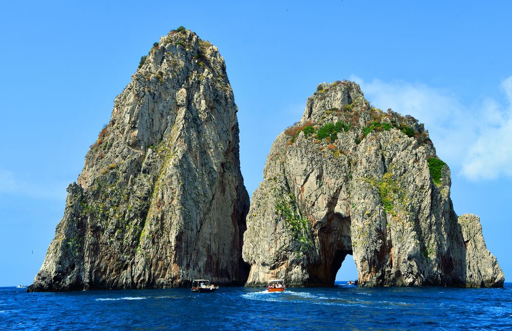 Die Faraglioni-Felsen vor der italienischen Insel Capri Foto & Bild ...