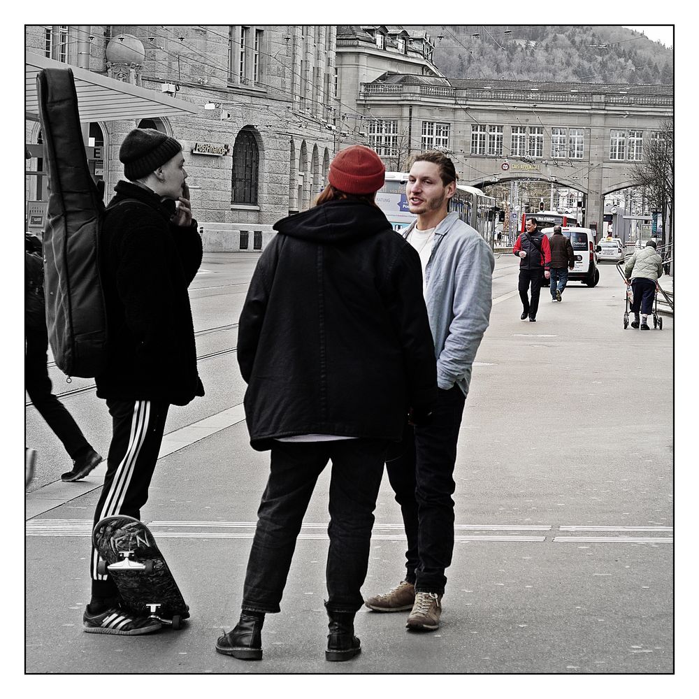 Die Farbe Rot Foto & Bild | erwachsene menschen, streetfotografie mit menschen, gruppen Bilder ...