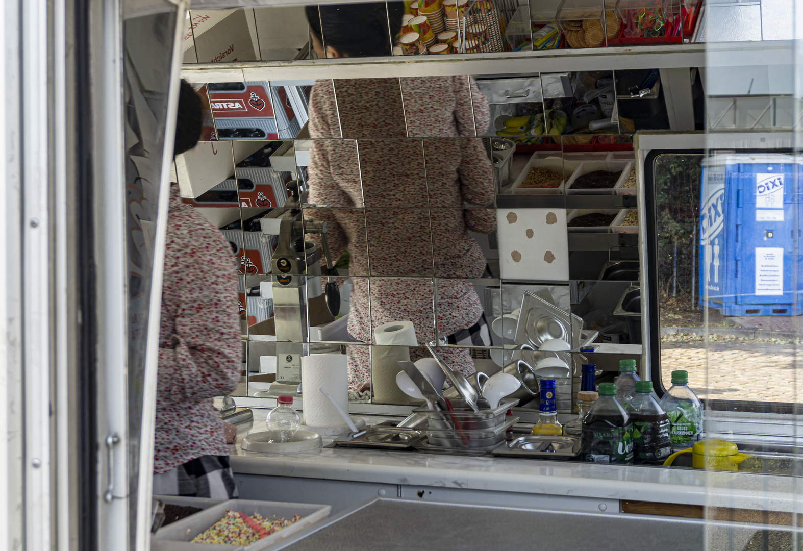 die fehlende Kachel... Foto & Bild | experimente, streetfotografie mit menschen, gespiegelt ...