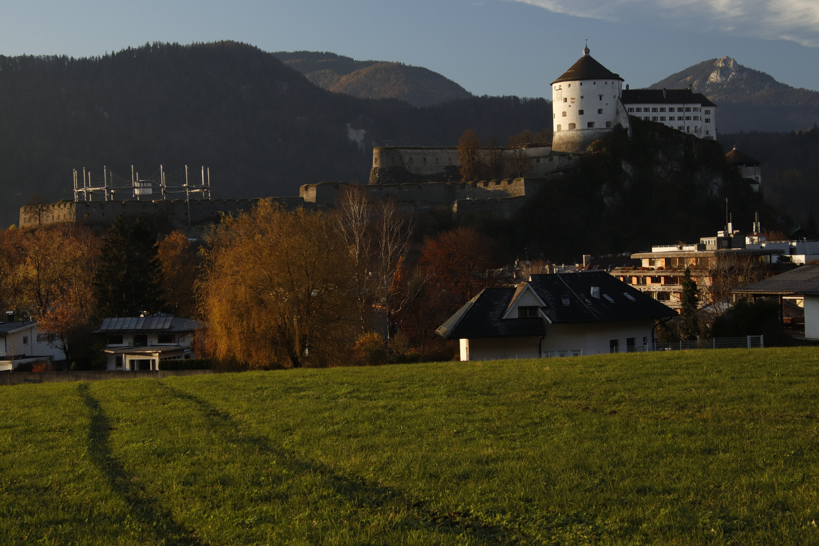 Die Feste Kufstein thront über Kufstein am grünen Inn Foto & Bild ...