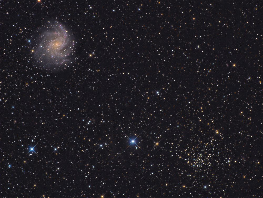 Die Fireworks-Galaxie NGC 6946 und der offene Sternhaufen NGC 6939 Foto ...