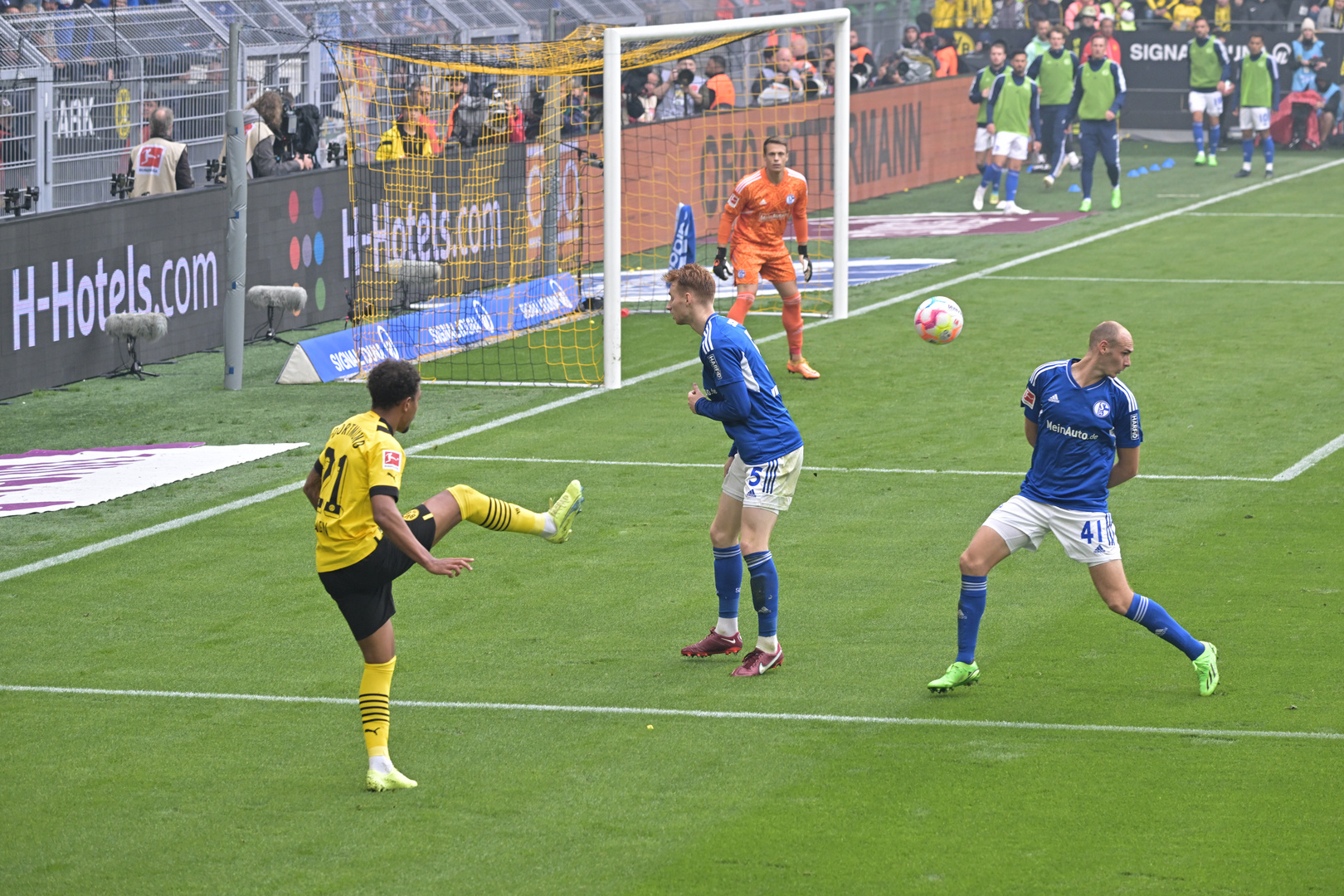 Die Flanke findet. Foto & Bild | sport, ballsport, fußball Bilder auf ...