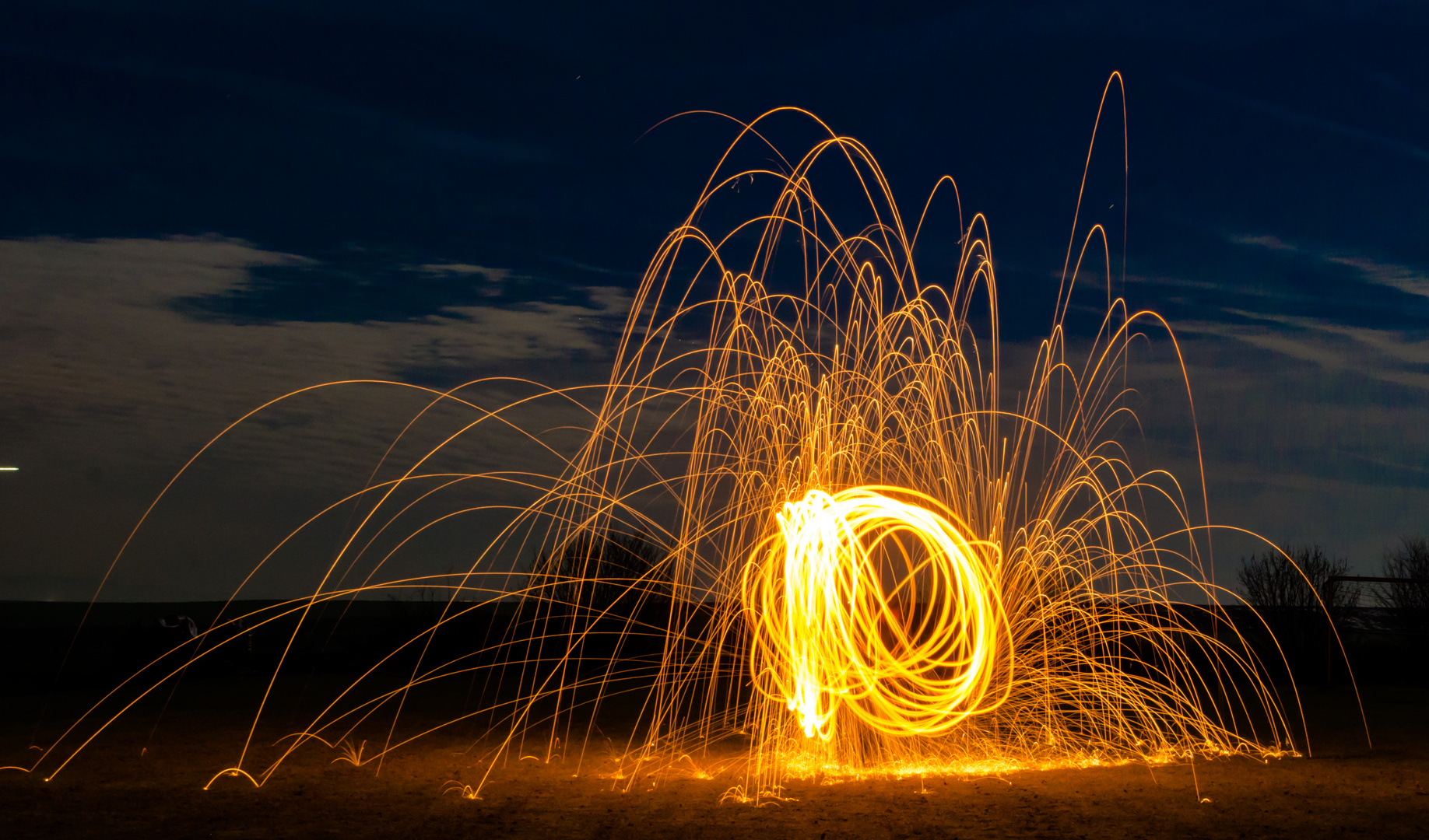 Die fliegenden Funken Foto & Bild | abstraktes, farben, orange Bilder ...