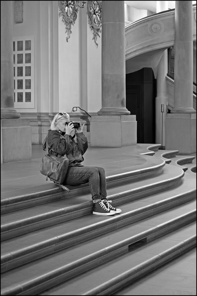 Die Fotografin... Foto & Bild | architektur, erwachsene menschen, streetfotografie mit menschen ...