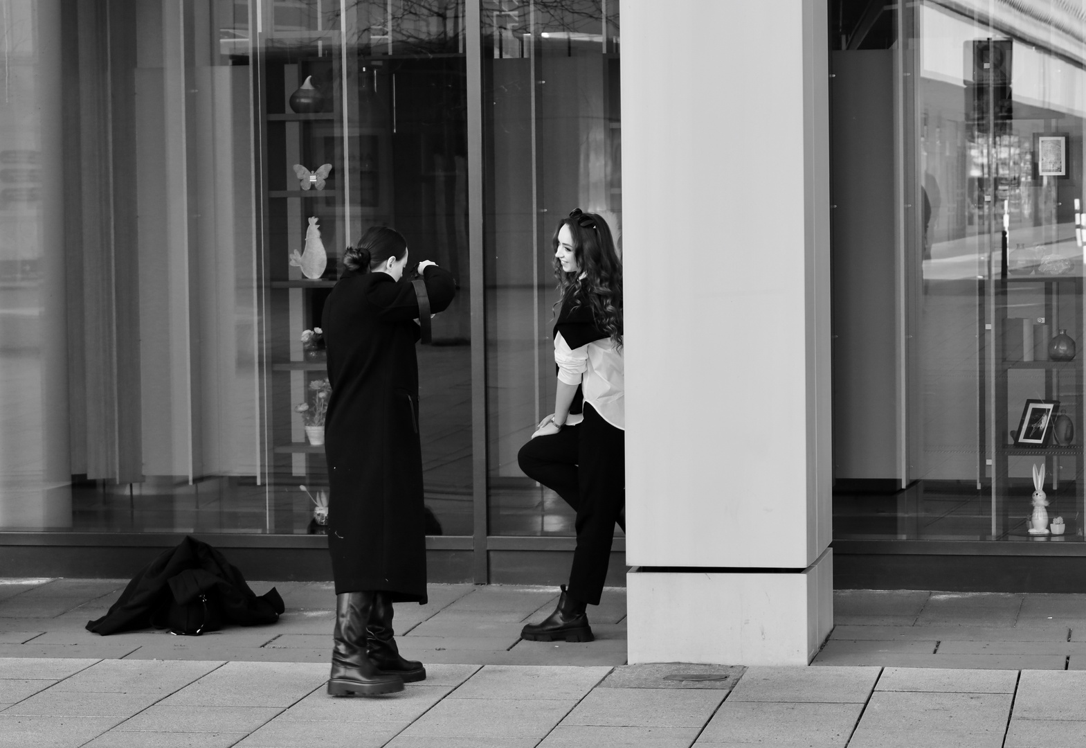 Die Fotografin und das Model. Foto & Bild | erwachsene menschen, menschen, streetfotografie mit ...