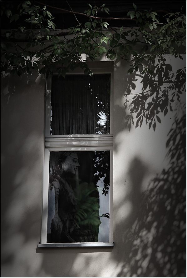 Die Frau am Fenster Foto & Bild | architektur, fenster & türen ... Die Frau am Fenster Foto & Bild | architektur, fenster & türen ...