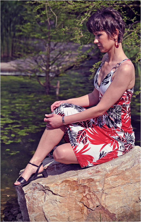 Die Frau auf dem Stein Foto & Bild | fashion, outdoor, frauen Bilder auf fotocommunity