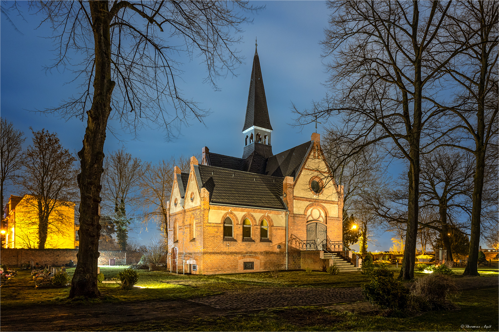 Die Friedhofskapelle... Foto & Bild | bäume, kapelle, friedhof Bilder auf fotocommunity