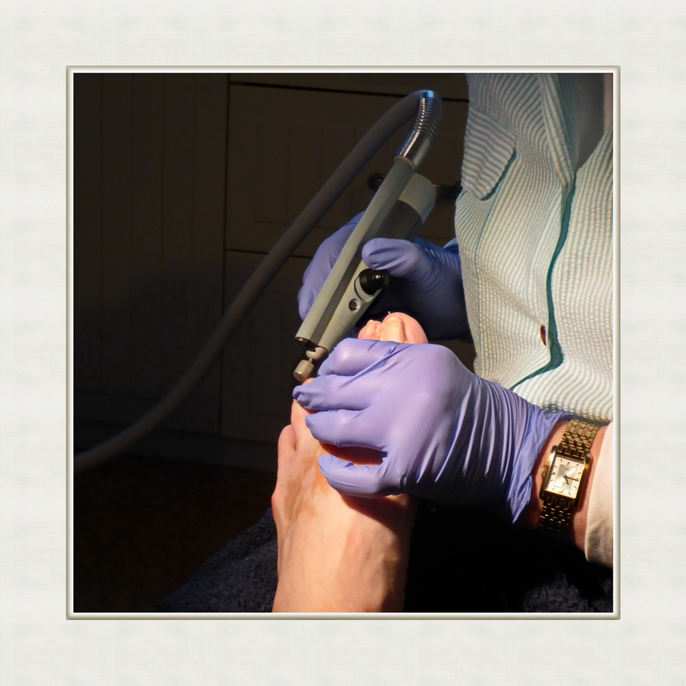 Die Fußpflege wird auch Pediküre (vom lateinischen pes, pedis = der Fuß ...