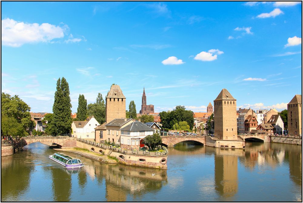 Die Gedeckten Brücken von Straßburg (Ponts couverts), im Hintergrund ...