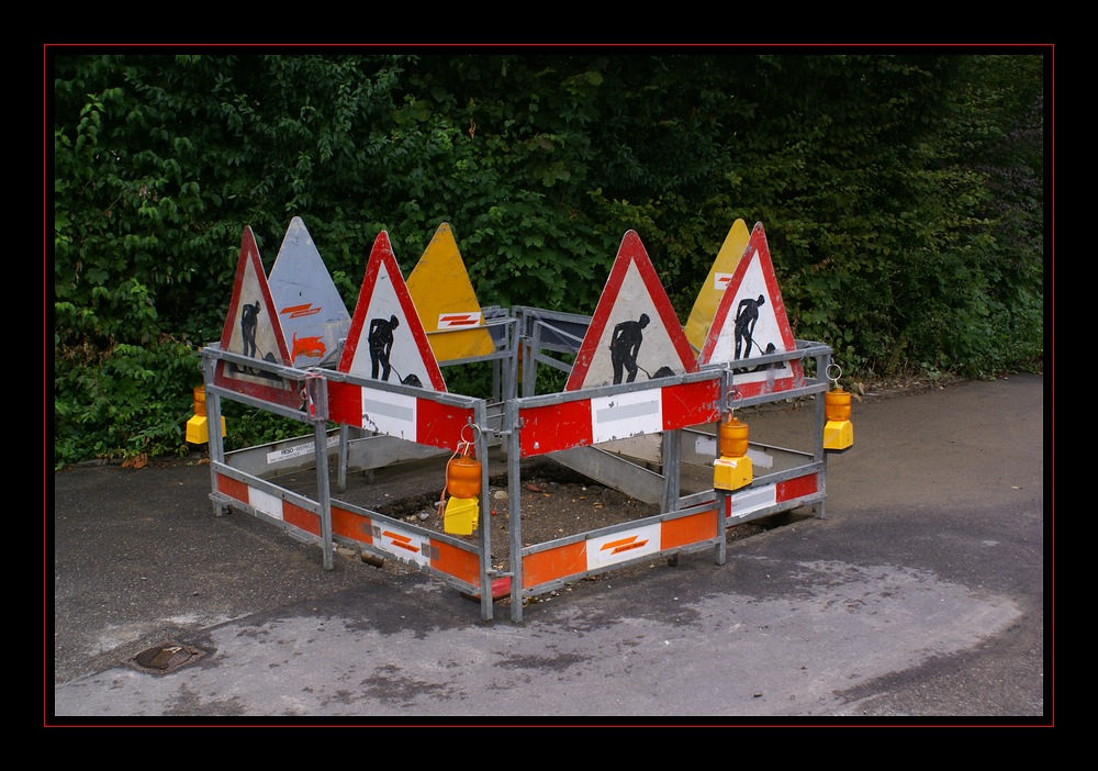 Die gefährlichste und somit best-signalisierte Baustelle der Schweiz ... Die gefährlichste und somit best-signalisierte Baustelle der Schweiz ...