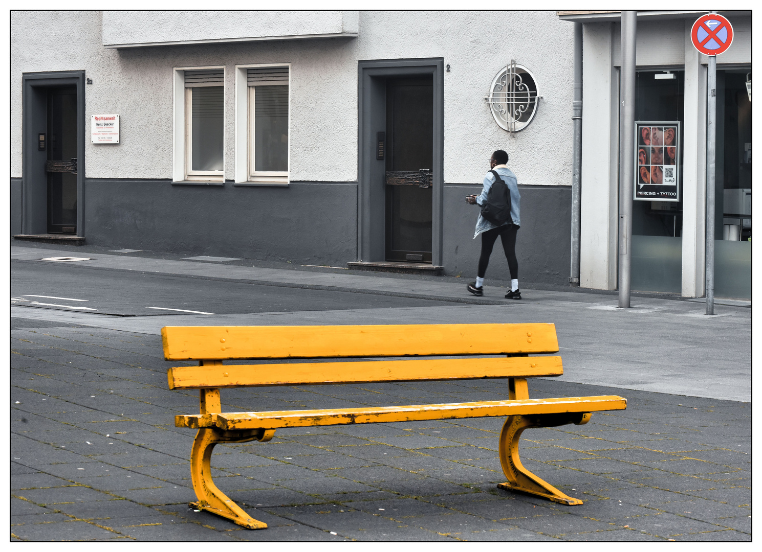 Die gelbe Bank Foto & Bild | architektur, reportage dokumentation, streetfotografie mit menschen ...