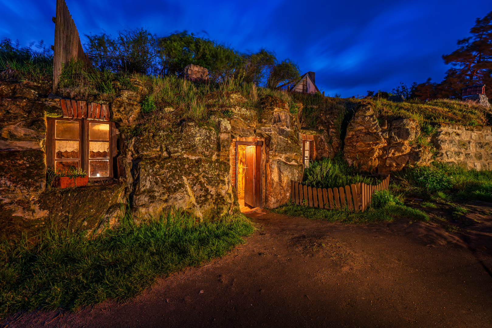 Die Höhlenwohnungen in Langenstein Foto & Bild | architektur ...