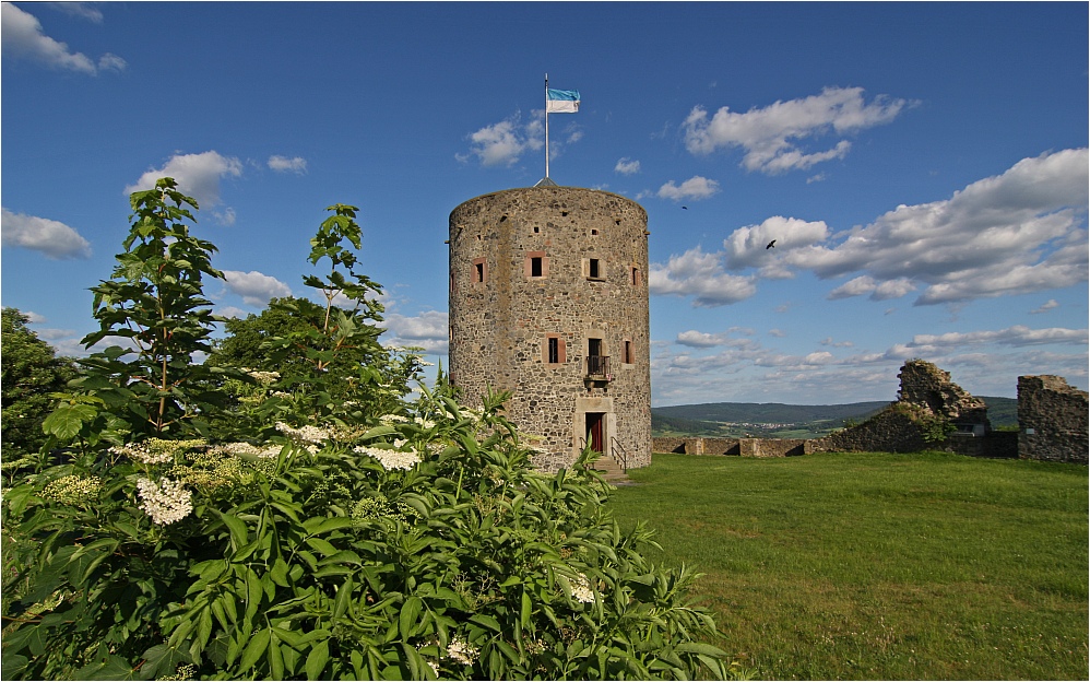 Die Hohenburg über Homberg Foto & Bild | world, burgberg, aussichtsturm ...