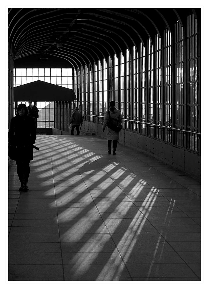 Die im Dunkeln sieht man... Foto & Bild | streetfotografie mit menschen, street: spontane ...