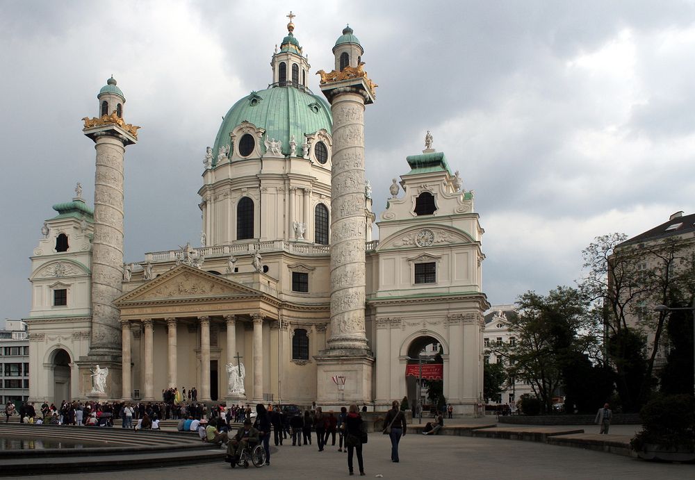Die Karlskirche mit Hochzeitsgesellschaft und Neugierigen Foto & Bild ...