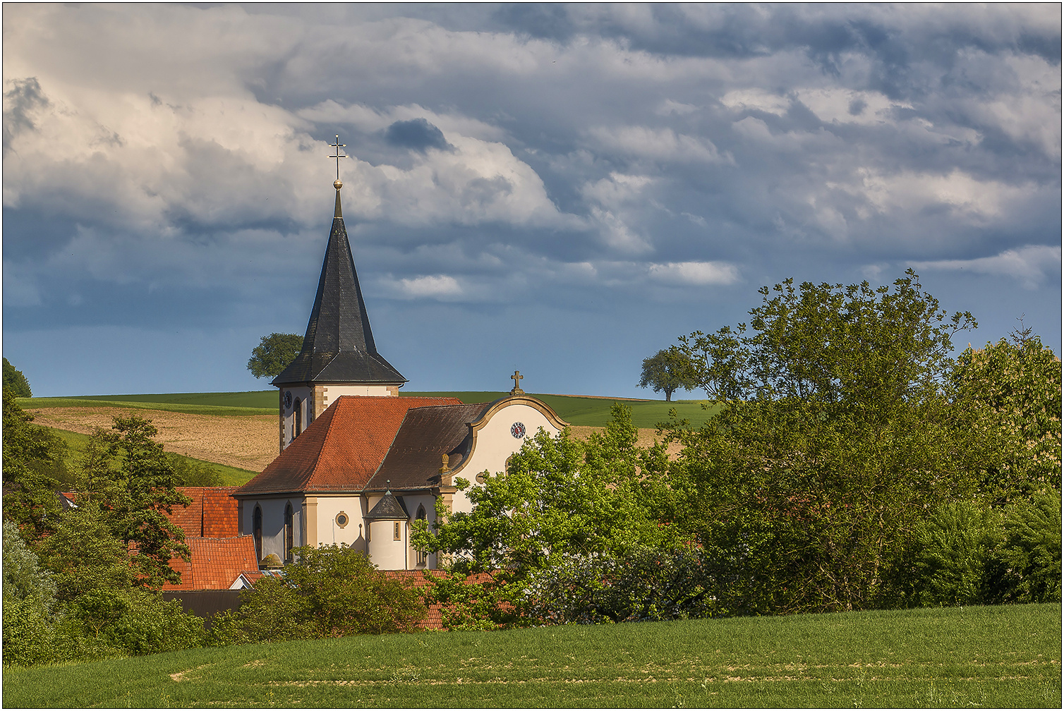 Die Kirche im Dorf Foto & Bild | fotos, world, wolken Bilder auf ...