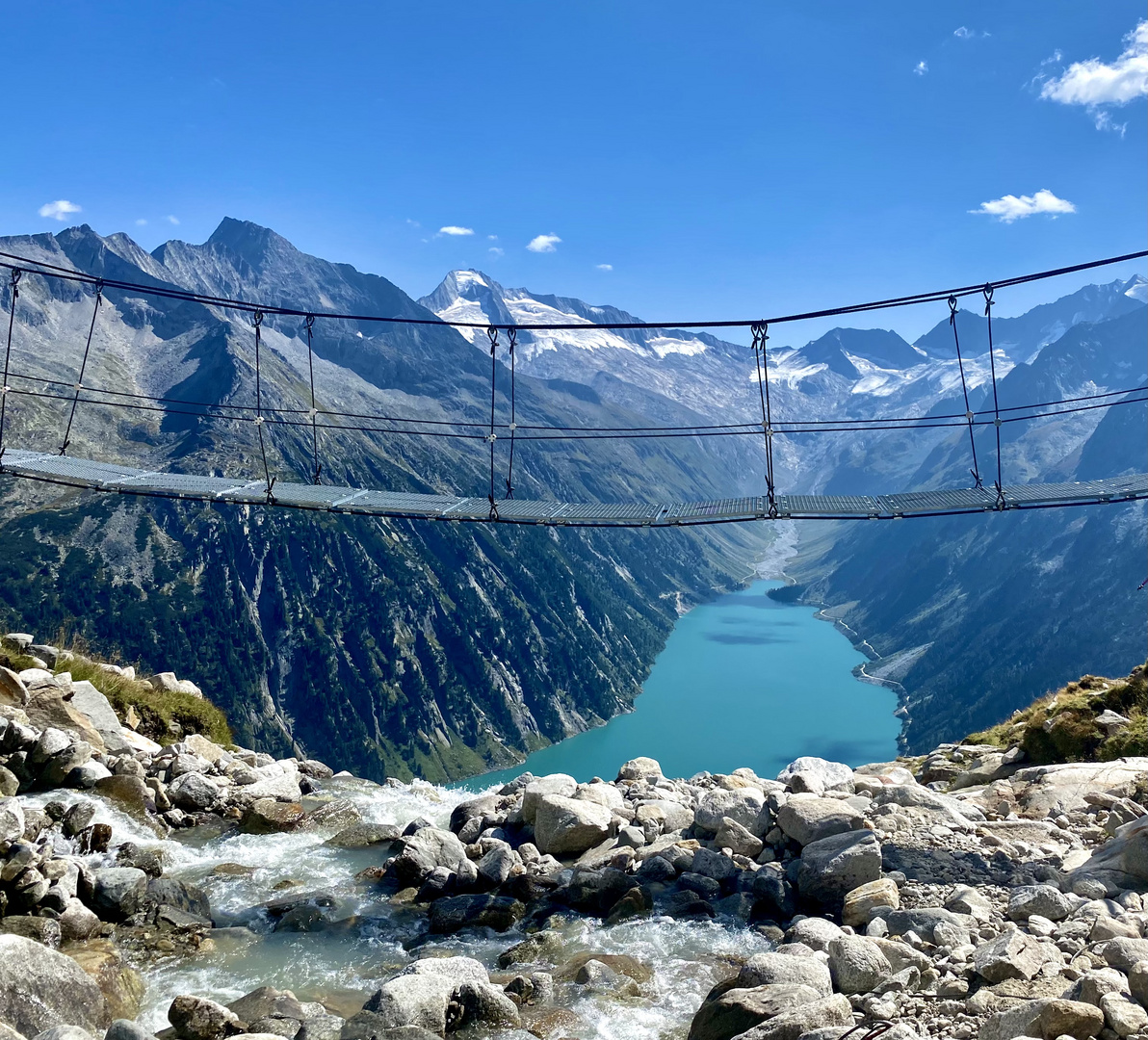 Die kleine Brücke an der Olpererhütte, mit Blick auf den Schlegeis ...