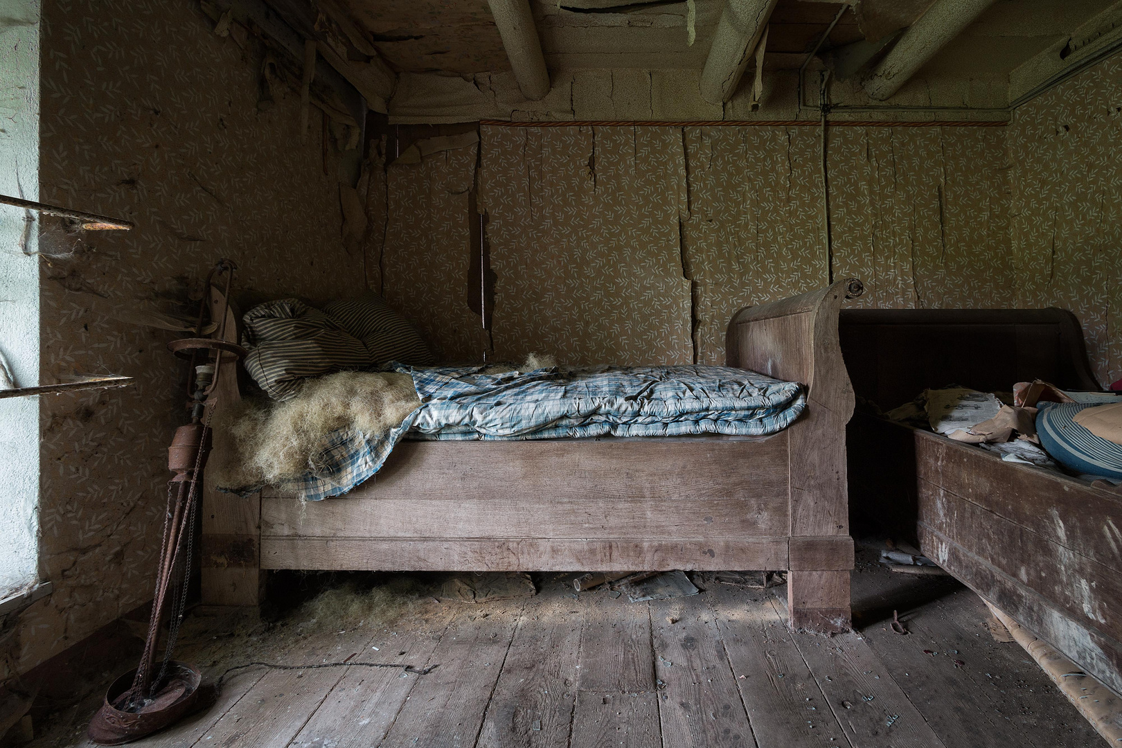 die kleine Kammer... Foto & Bild | marode, marodes, lost places Bilder ...