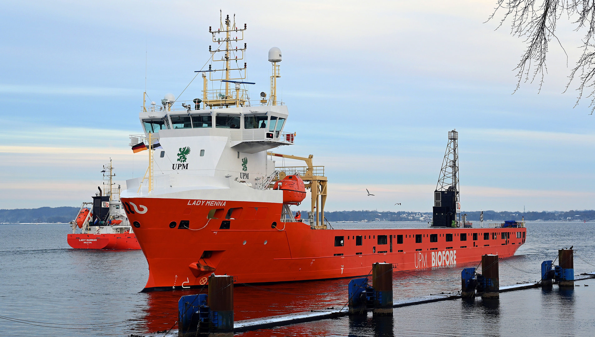 Die LADY MENNA vor der Einfahrt in die Schleuse Kiel Holtenau Foto ...