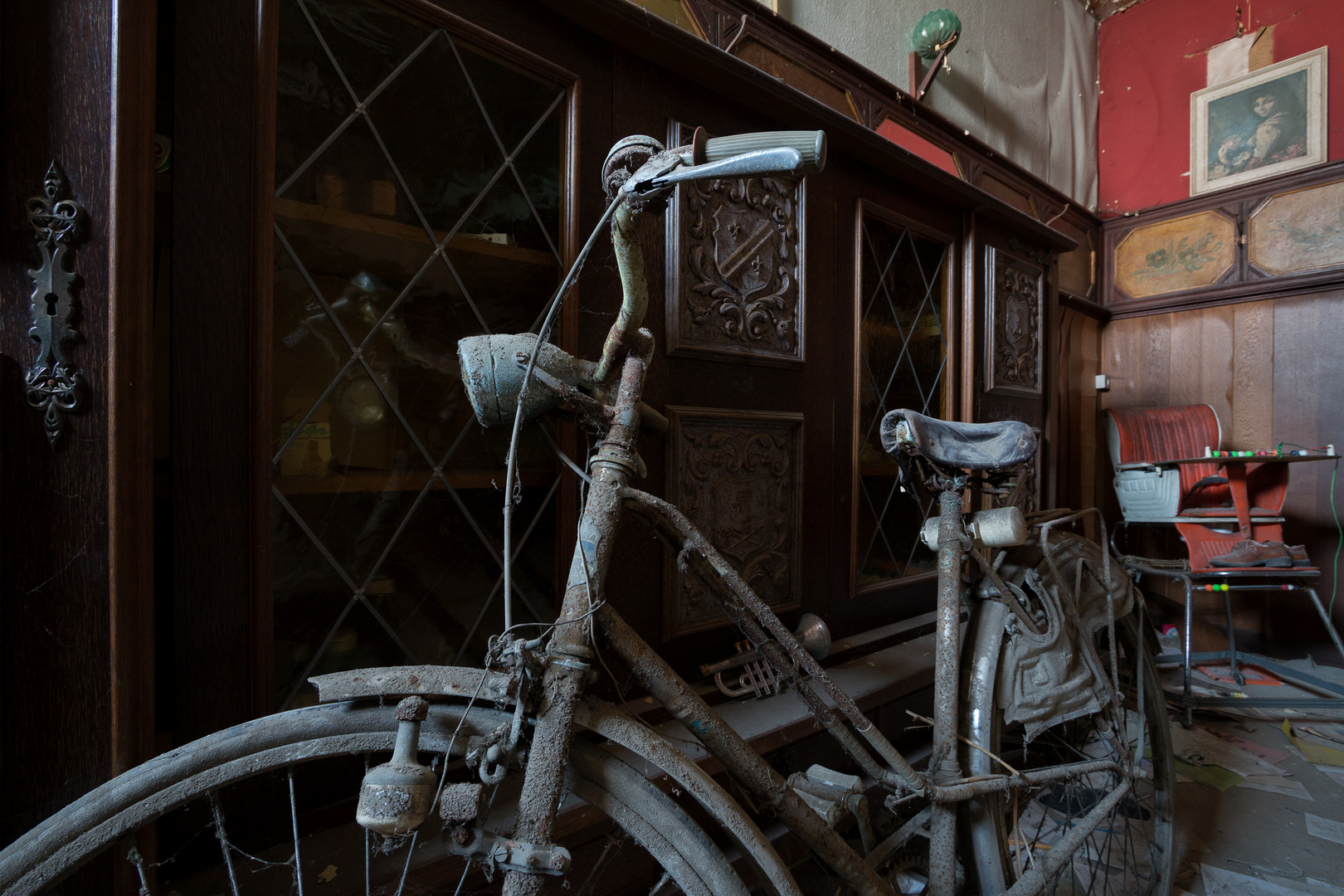 die Luft ist raus... Foto & Bild | marode, alt, licht Bilder auf ...