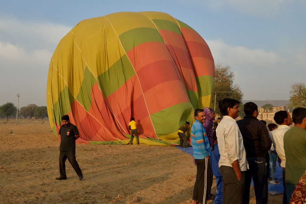 Die Luft ist raus, fast Foto & Bild | world, landung, ballon Bilder auf ...