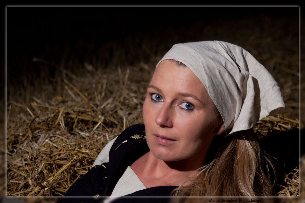 Die Magd im Stroh Foto & Bild | erwachsene menschen, portrait, magd ...