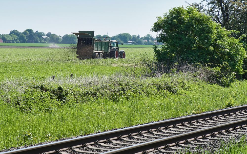 Die nächste Fuhre Mist ... Foto & Bild | wiese, feld, schienen Bilder ...