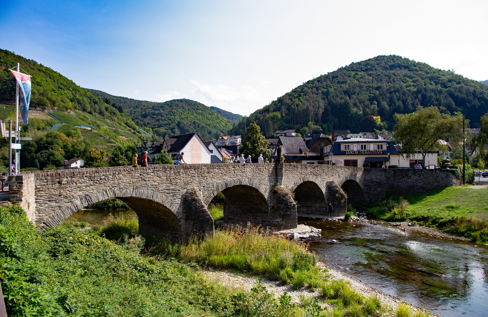 Die Nepomuk-Brücke in Rech Foto & Bild | architektur, straßen & brücken ...
