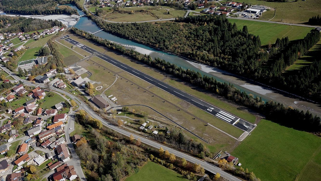 die Neue Piste - Flugplatz Höfen / Reutte - LOIR - Luftbild Hans Fasser ...