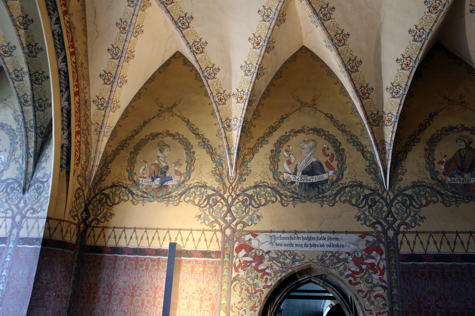 die Portraits der "edlen Damen" zieren das Frauengemach Foto & Bild ...