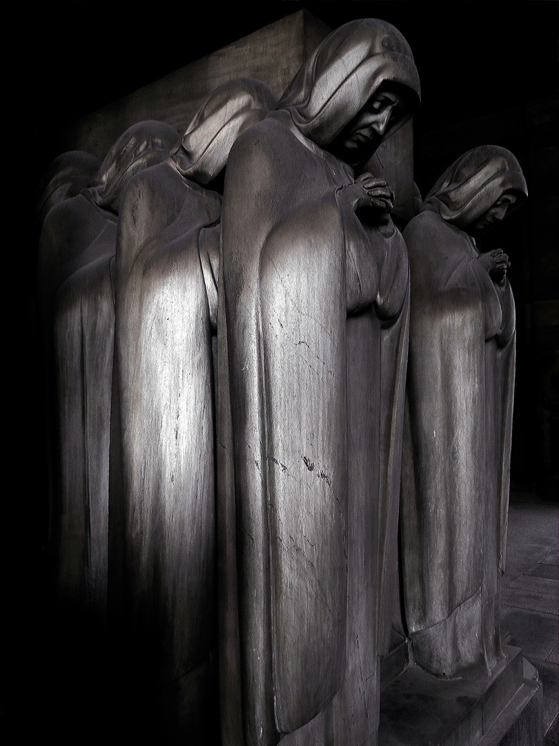 Die Prozession... Foto & Bild | architektur, friedhöfe, engel und co ...