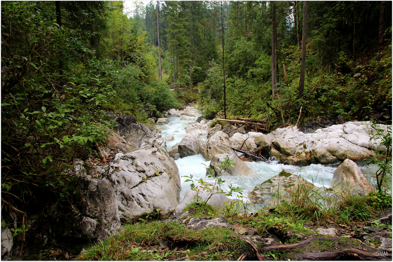 Die Ramsauer Ache im Zauberwald am Hintersee (Berchtesgadener Land ...