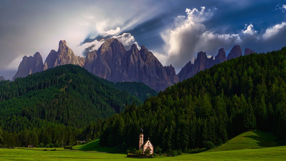 die Ranui-Kirche mit den Geislerspitzen Foto & Bild | landschaft ...