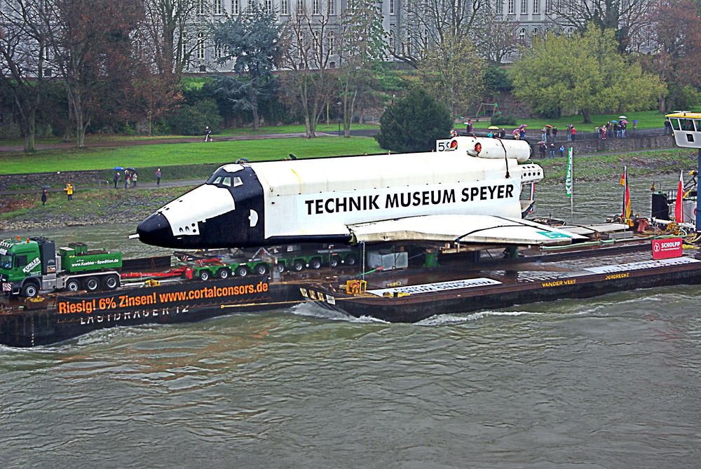 Die Raumfähre Buran auf ihrem Weg nach Speyer am 09. April 2008 Foto ...