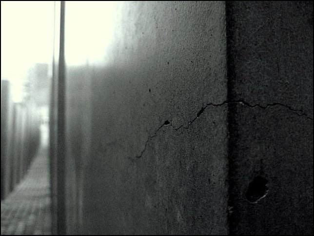 Die Risse in der Fassade Foto & Bild | emotionen, leise, youth Bilder ...