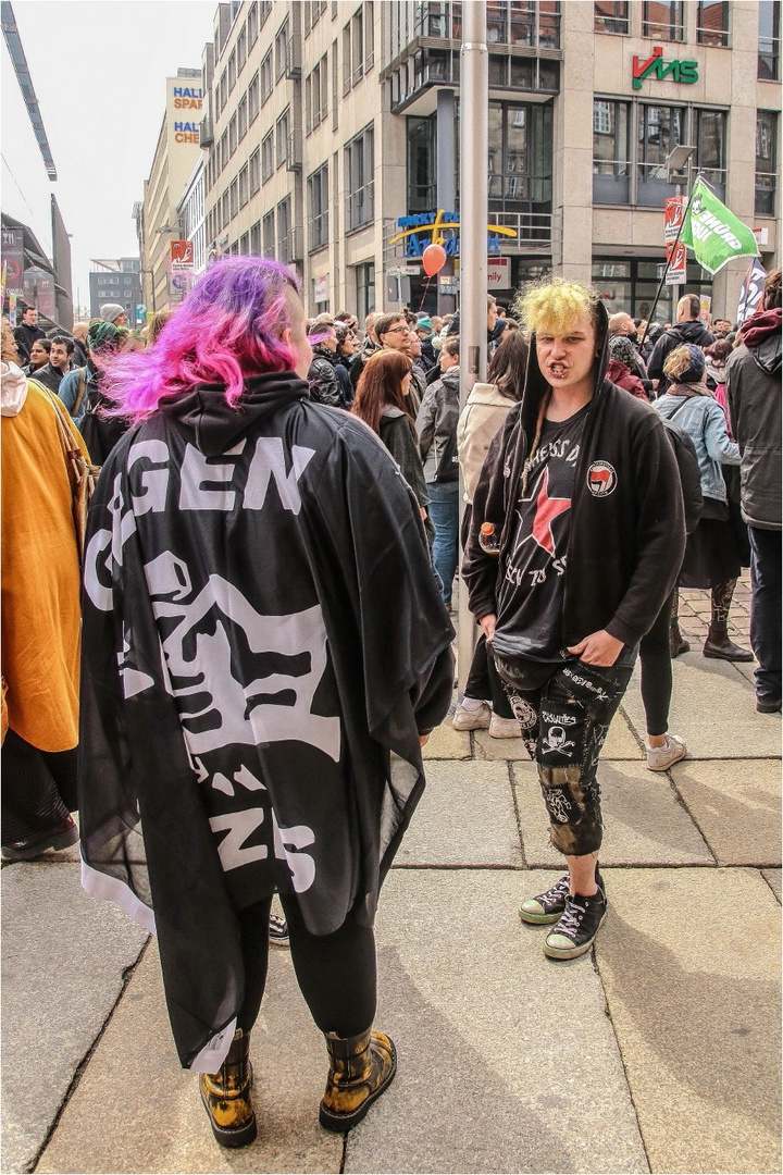 Die rote Front und die schwarze Front... Foto & Bild | art, people ...