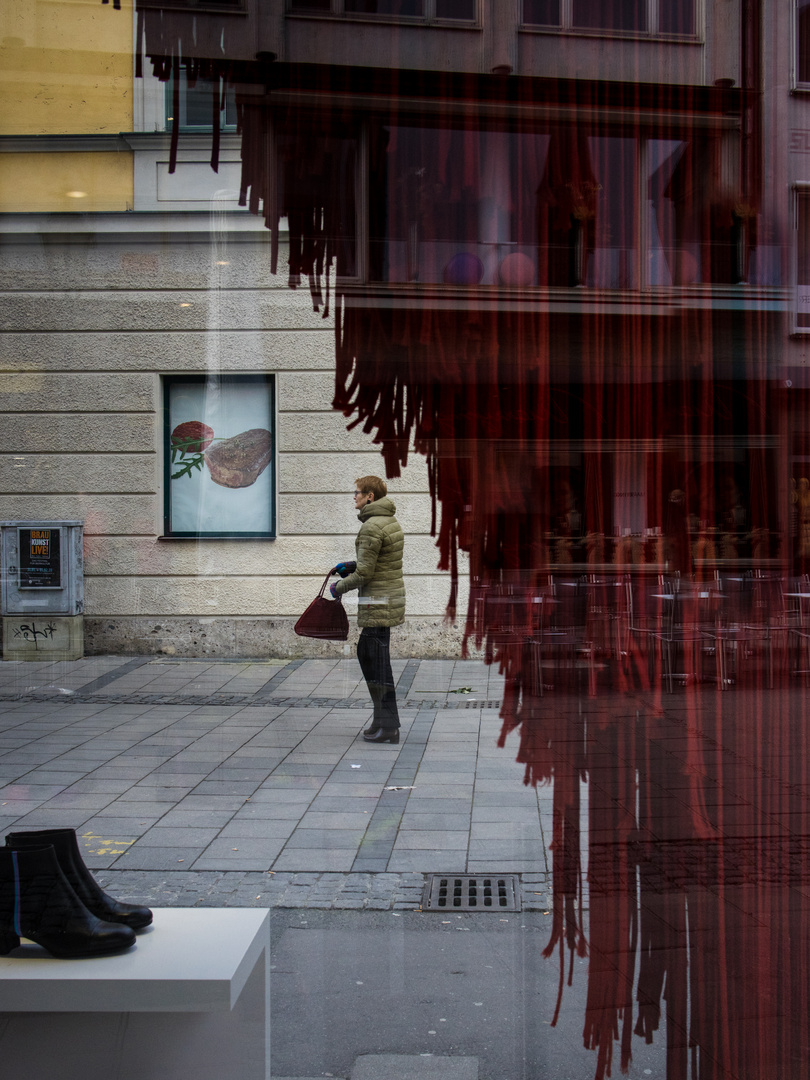 Die rote Kombination Foto & Bild | erwachsene menschen, streetfotografie mit menschen, fotokunst ...