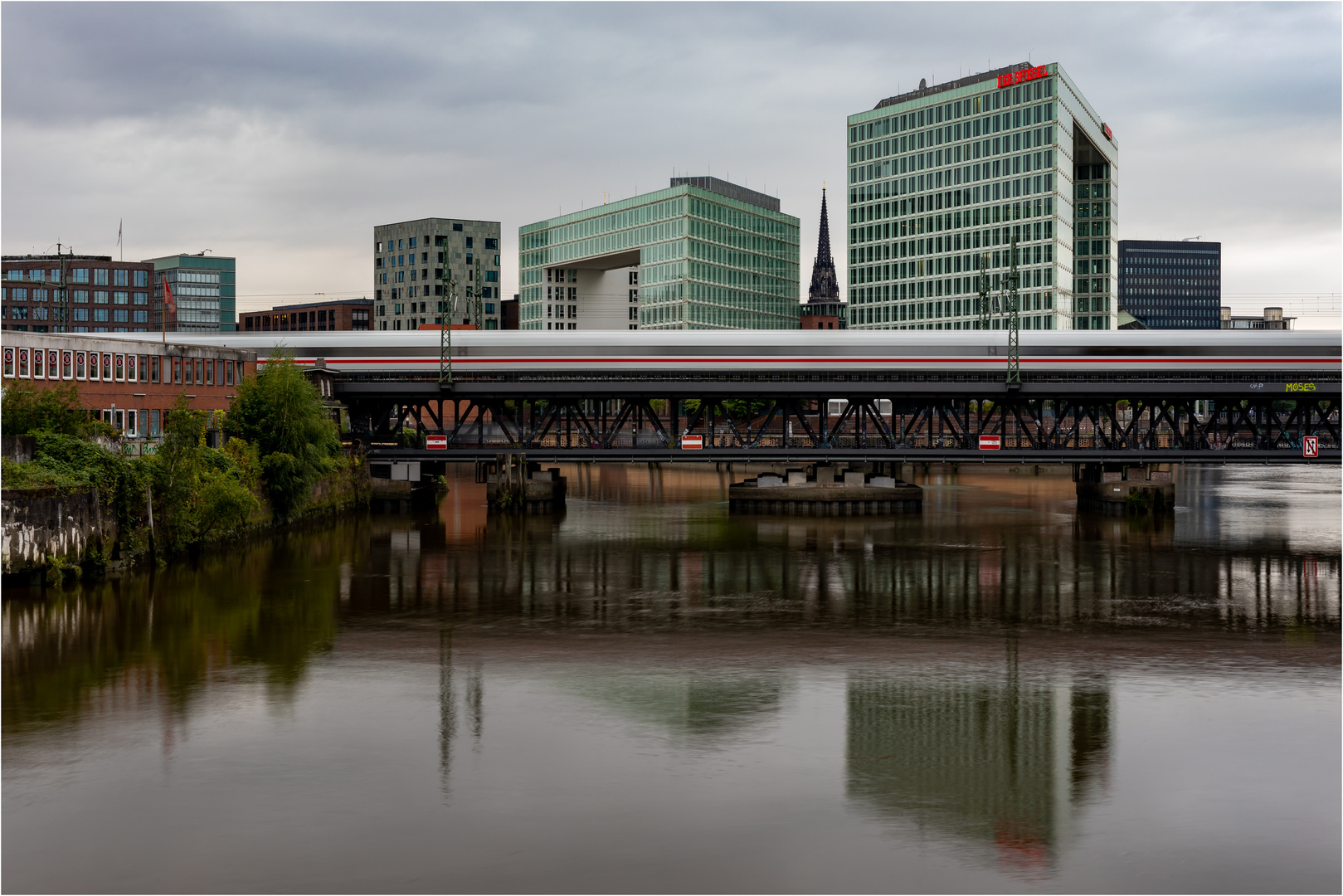 Die rote Linie Foto & Bild | architektur, deutschland, europe Bilder ...